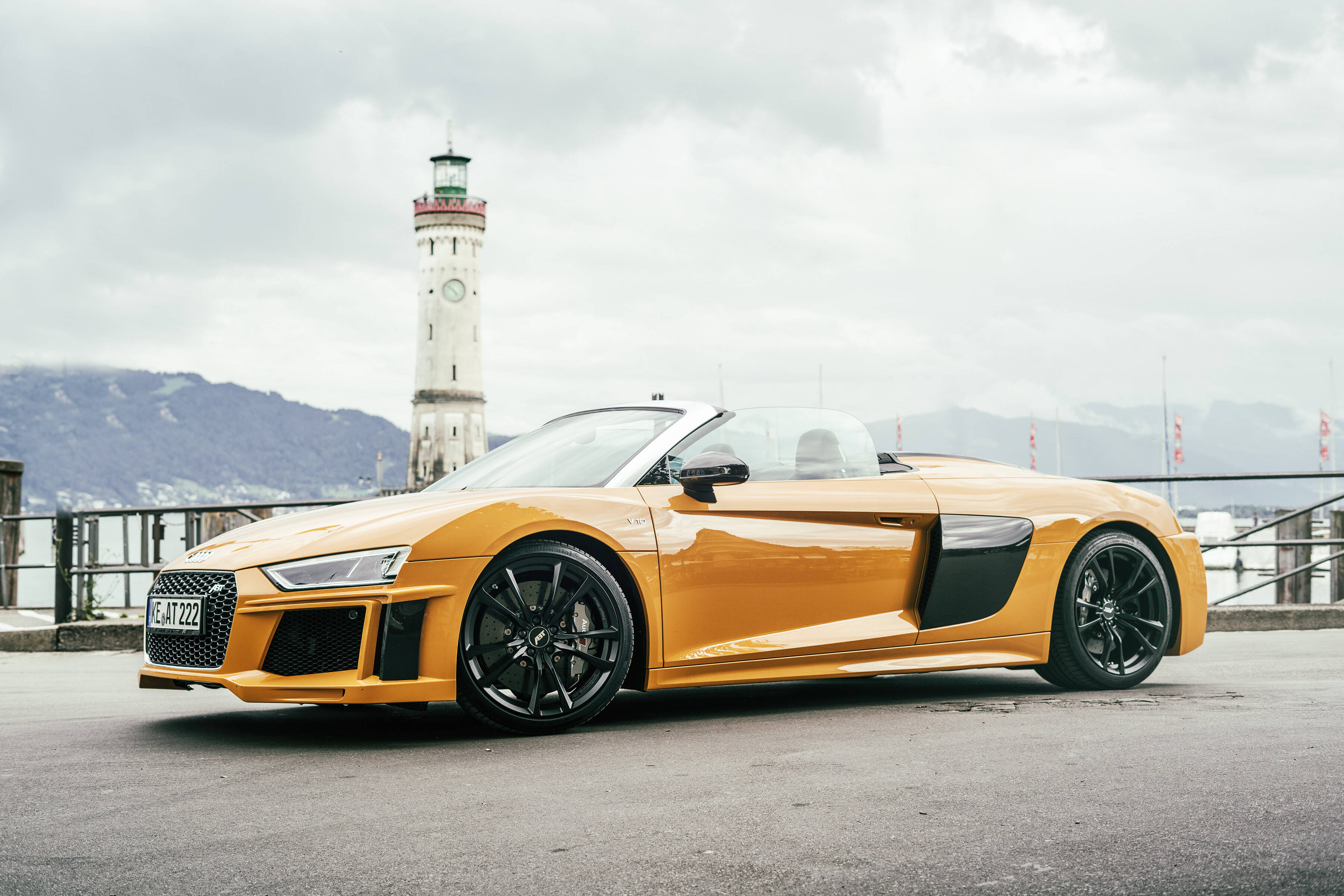 Audi R8 Spyder Gold